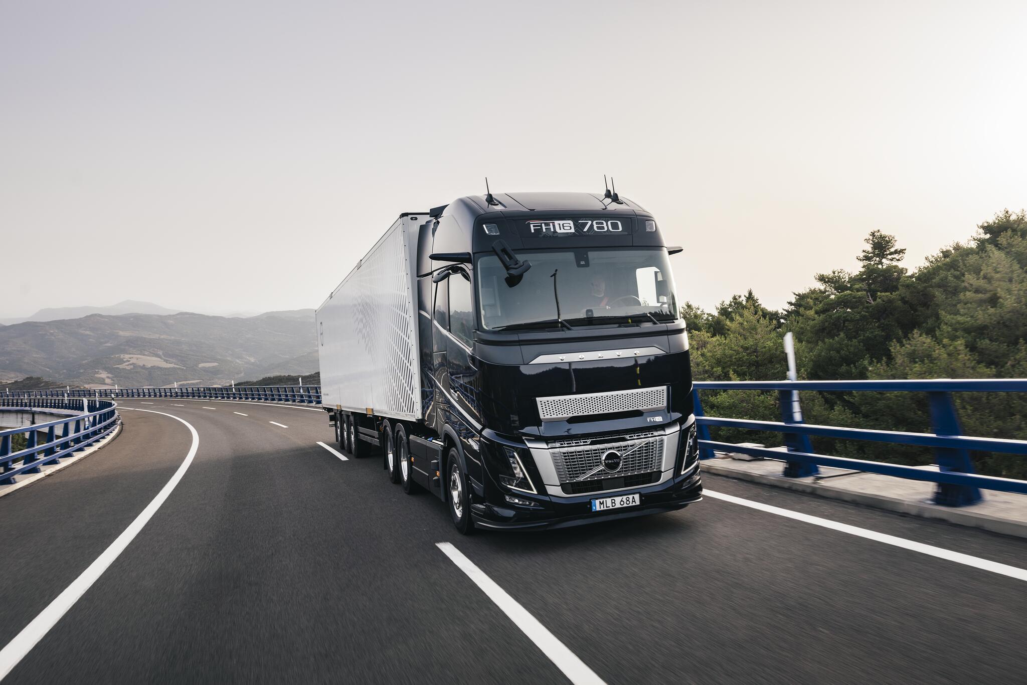 Le nouveau moteur plus puissant du Volvo FH16 garantit une productivité ...